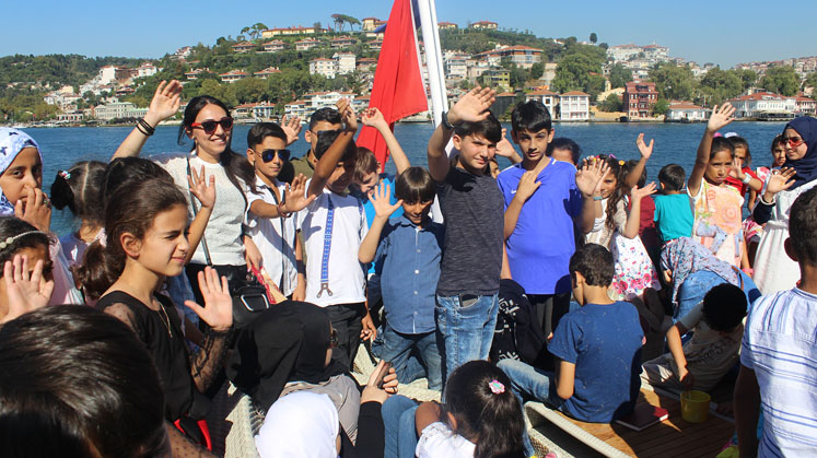 Üsküdar Valide Sultan Gemisi, Suriyeli yetim çocukları boğazla ...