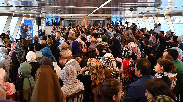 Üsküdar Valide Sultan Gemisi ile İstanbul Boğazı’nda şiir dinletisi ...