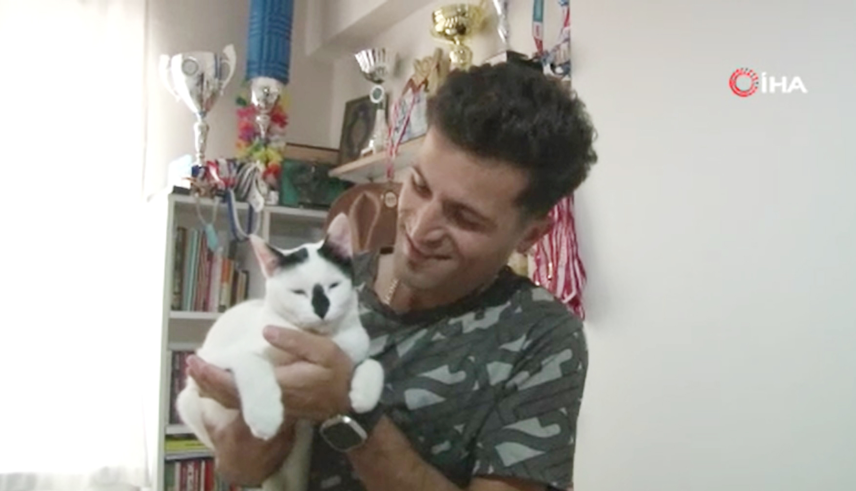 İtfaiye eri Ali Çakas, depremde kurtardığı ’Enkaz’ isimli kediyle ...
