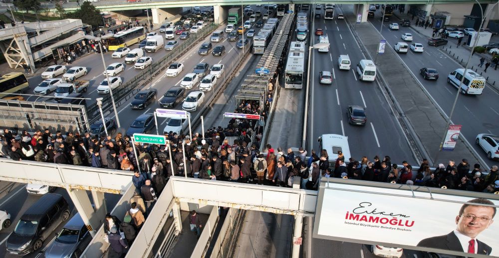 İstanbul’da metrobüs kuyruğuyla denk gelen ‘Tam Yol İleri’ afişi ...